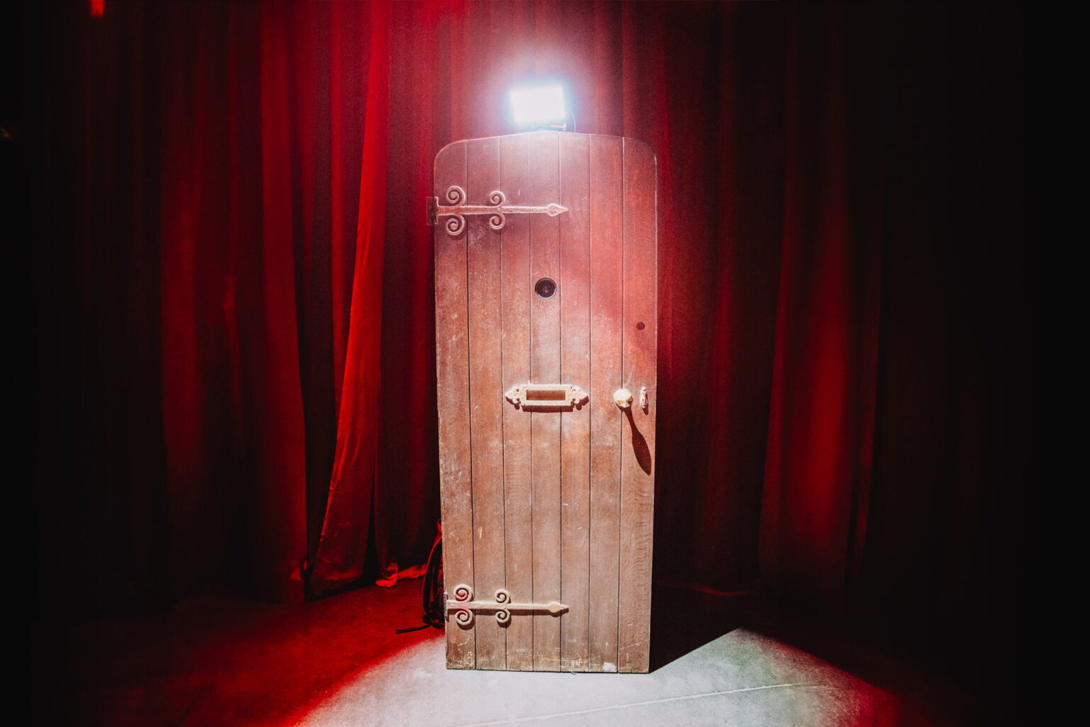 Peep hole booth - Boothclub
